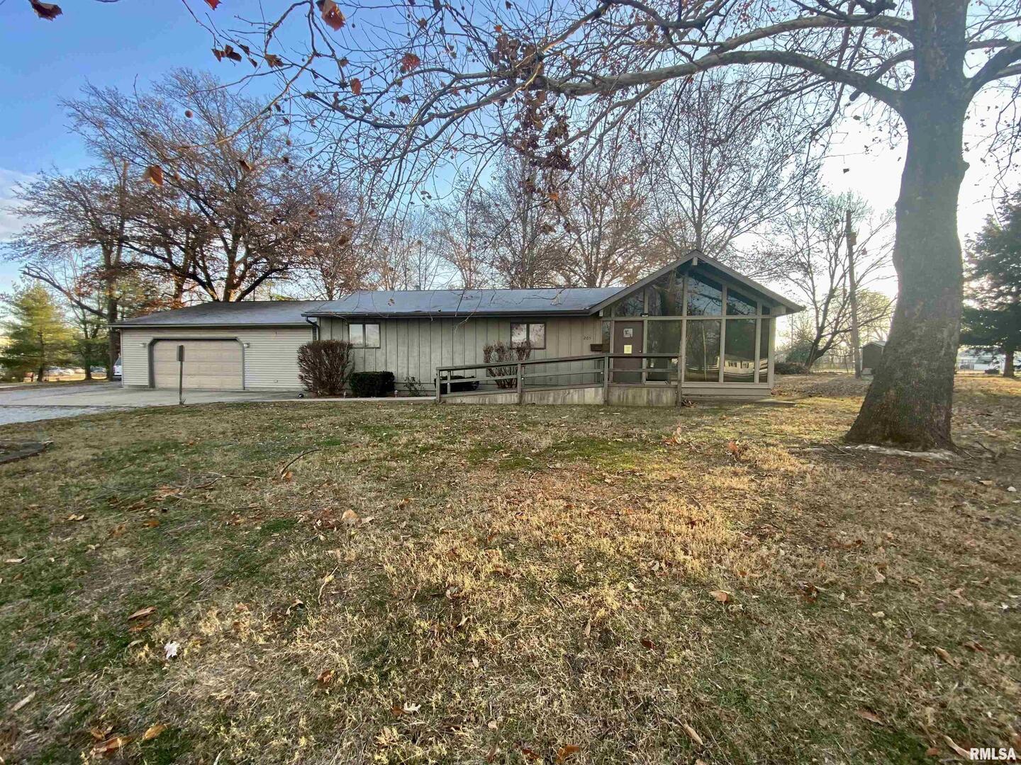 205 N Davis Ave, Centralia, IL 62801 - MLS EB460652 - Coldwell Banker
