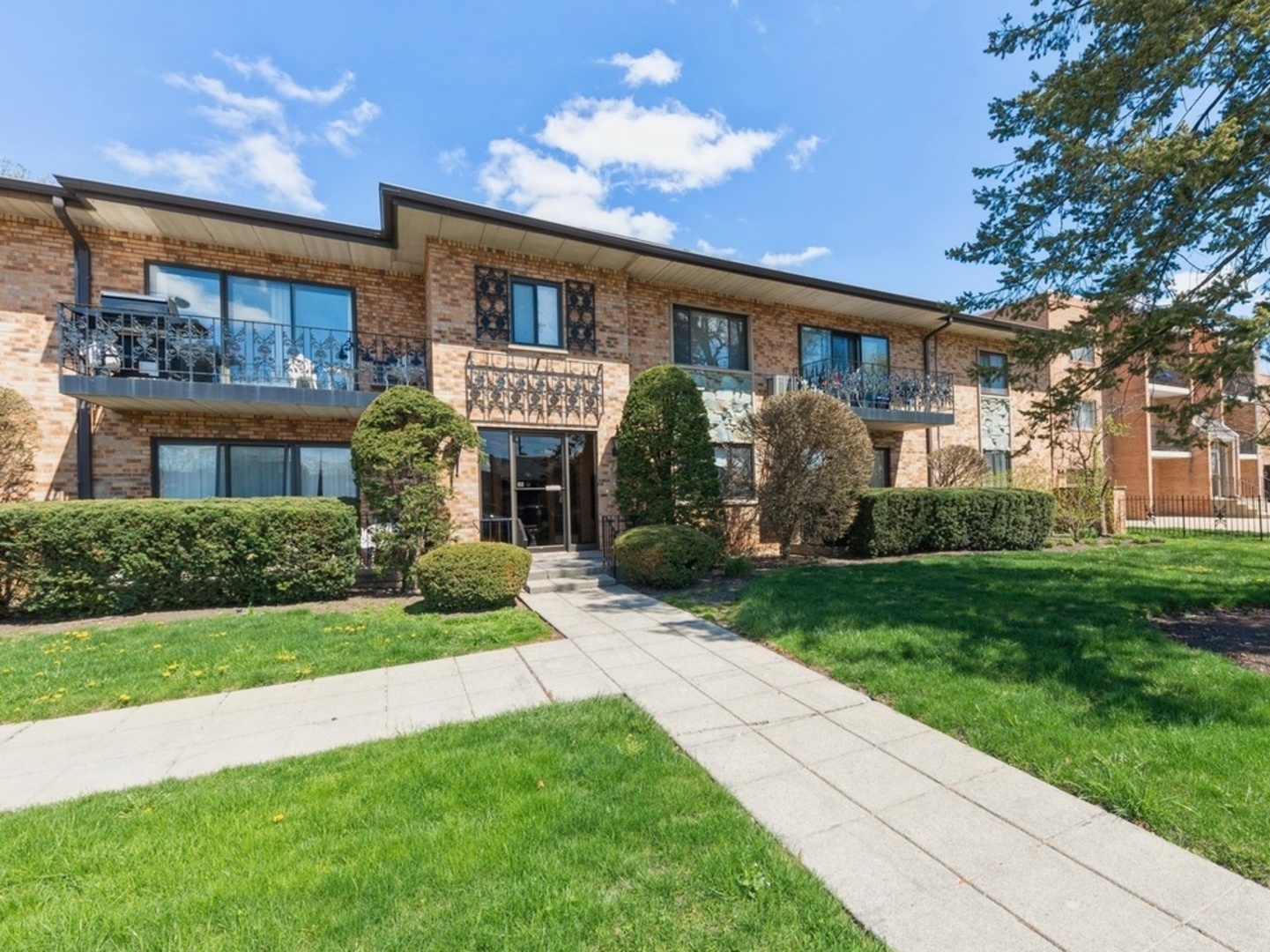 1033 Busse Hwy #2C, Park Ridge, IL 60068 - MLS 12271592 - Coldwell Banker