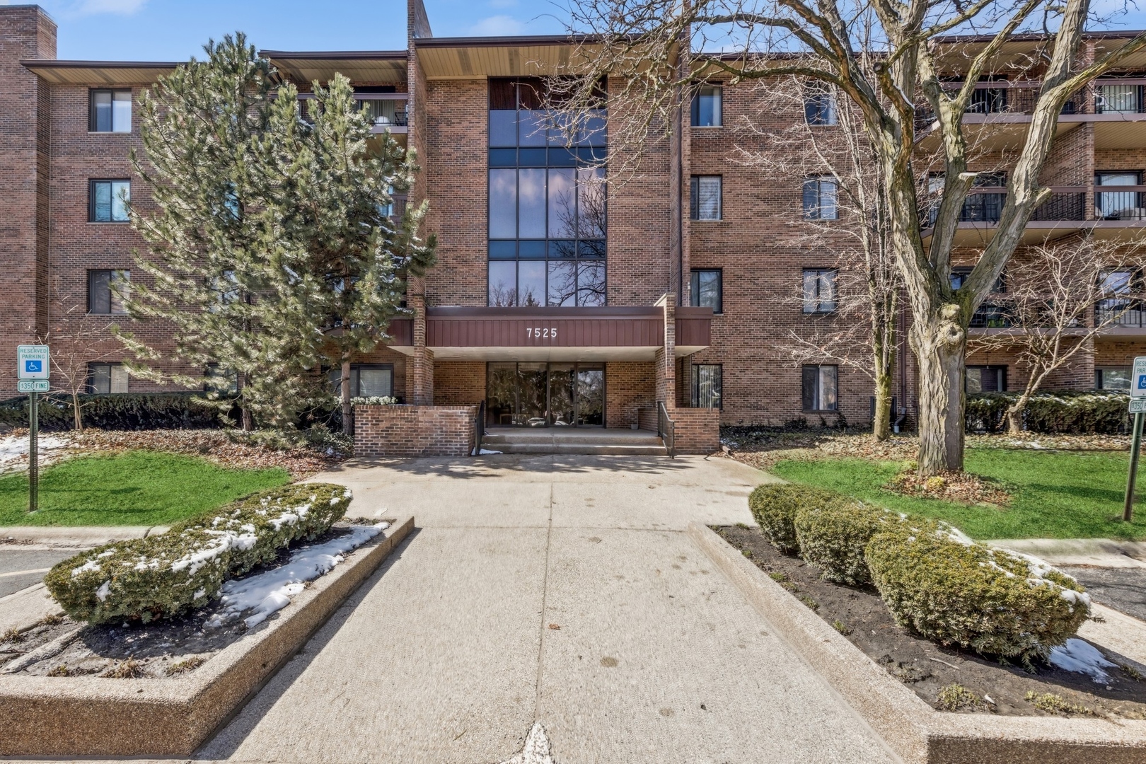 7525 Nantucket Dr #301, Darien, IL 60561 - MLS 12311889 - Coldwell Banker