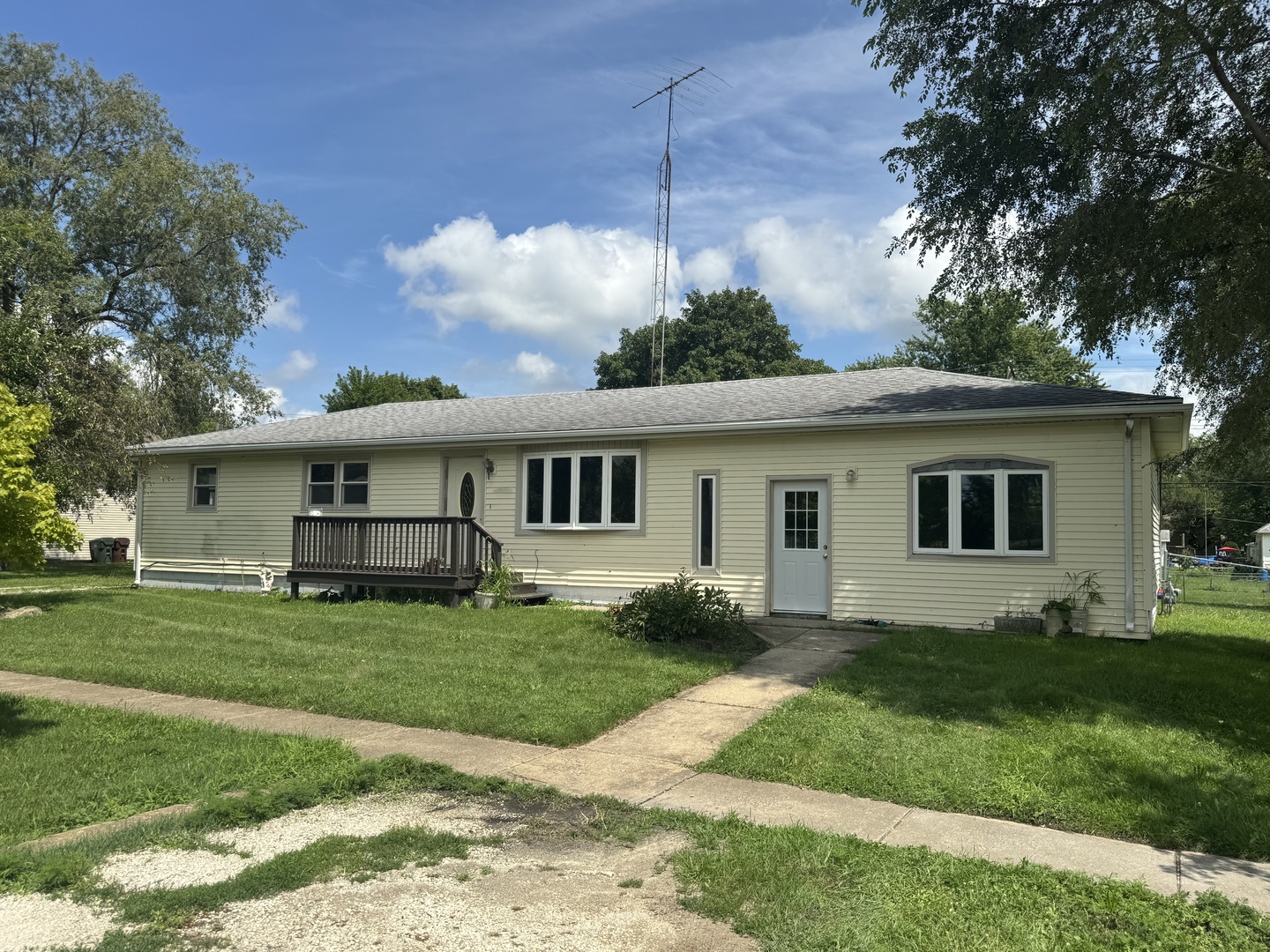 255 N Main St, Clifton, IL 60927 - MLS 12431332 - Coldwell Banker
