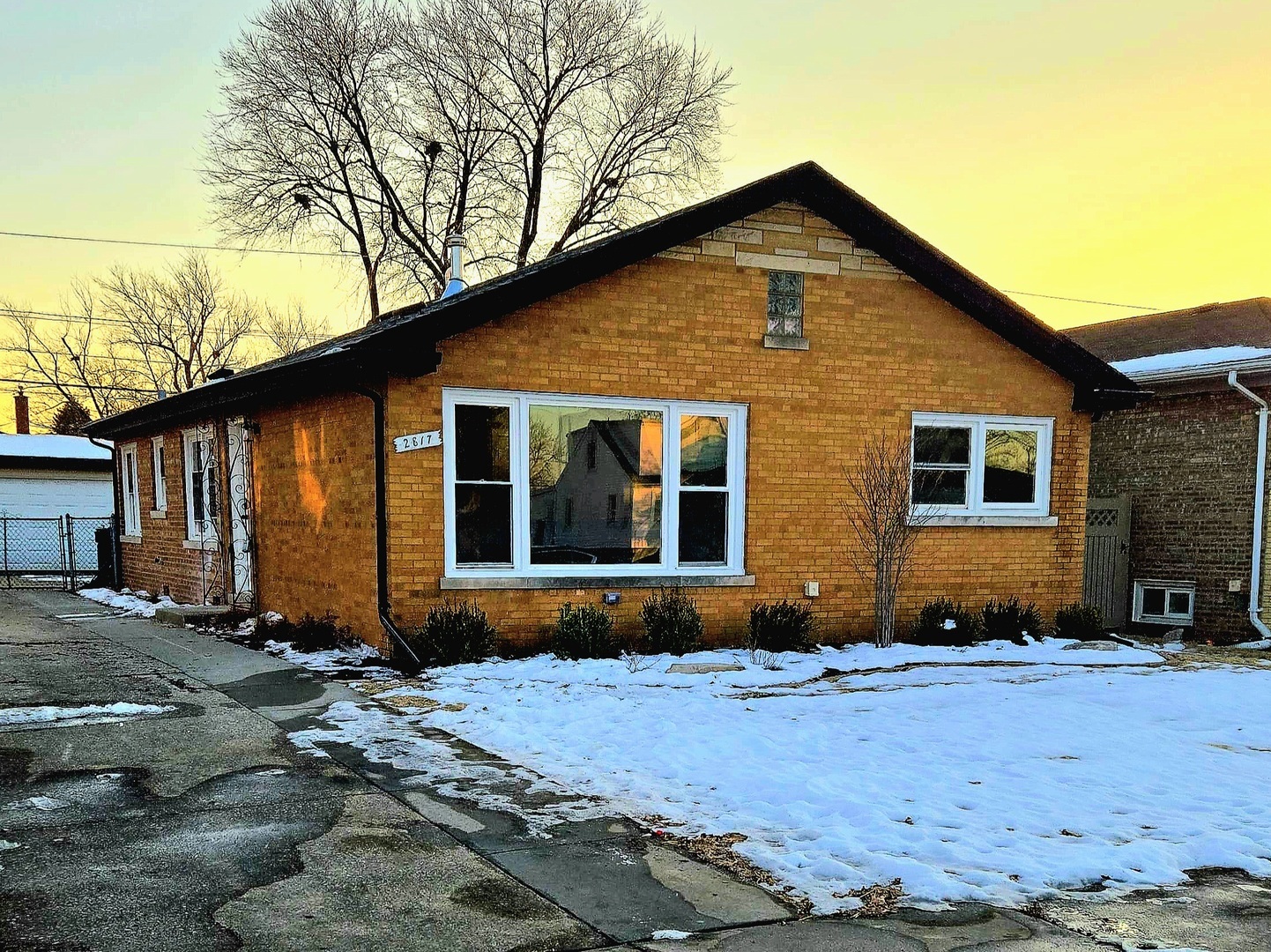 2817 W 100th Pl, Evergreen Park, IL 60805 - MLS 12542836 - Coldwell Banker