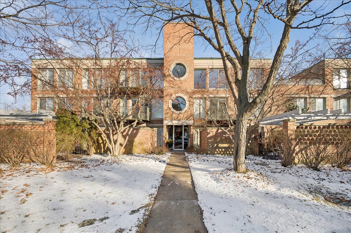 6040 Arbor Ln #302, Northfield, IL 60093 - MLS 12548143 - Coldwell Banker