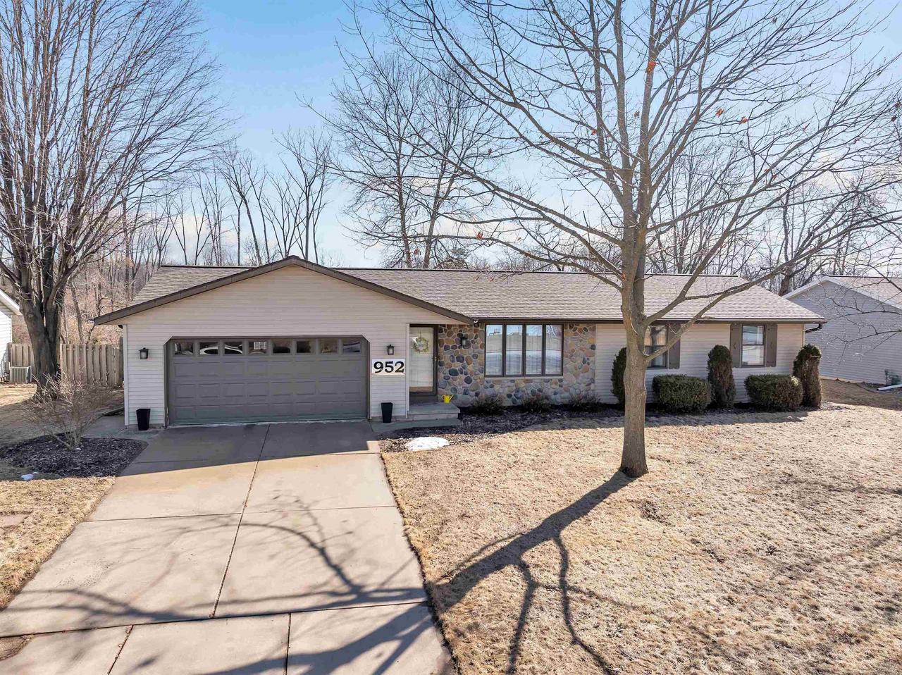 952 Southern Cross Rd, Howard, WI 54303 - MLS 50304744 - Coldwell Banker