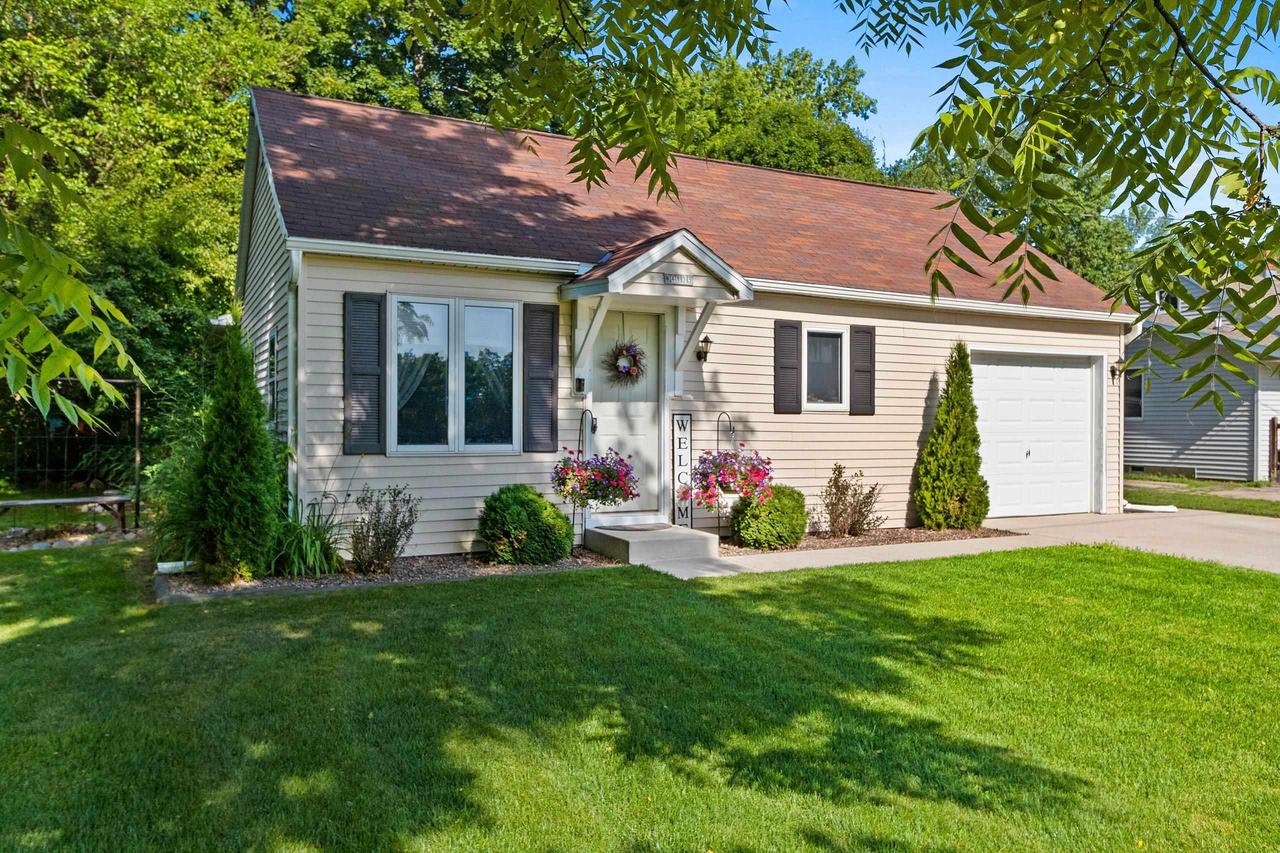 N4839 Park St, Krakow, WI 54137 - MLS 50310496 - Coldwell Banker
