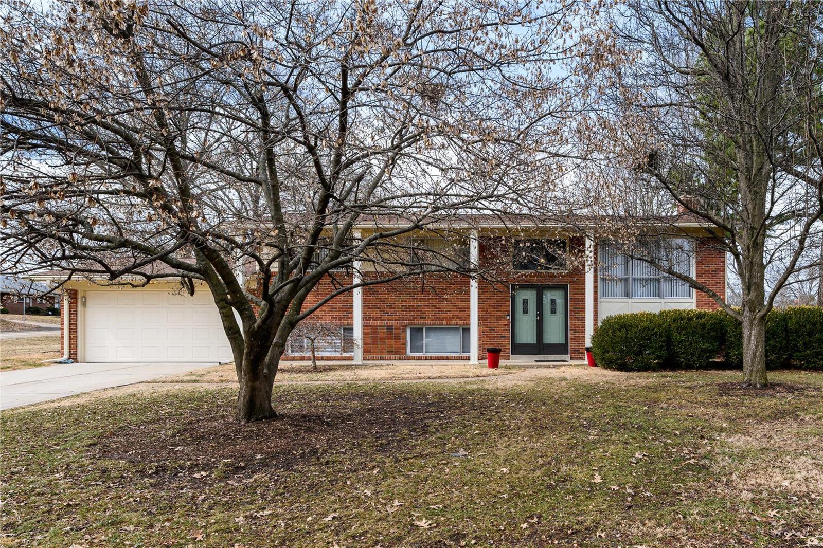10653 Roxanna Dr, Saint Louis, MO 63128 - MLS 25007010 - Coldwell Banker