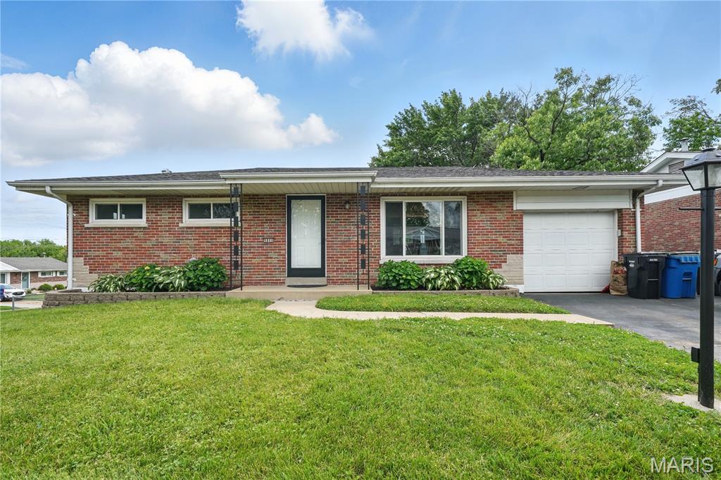 9800 Lakeford Ln, Affton, MO 63123 - MLS 25036955 - Coldwell Banker