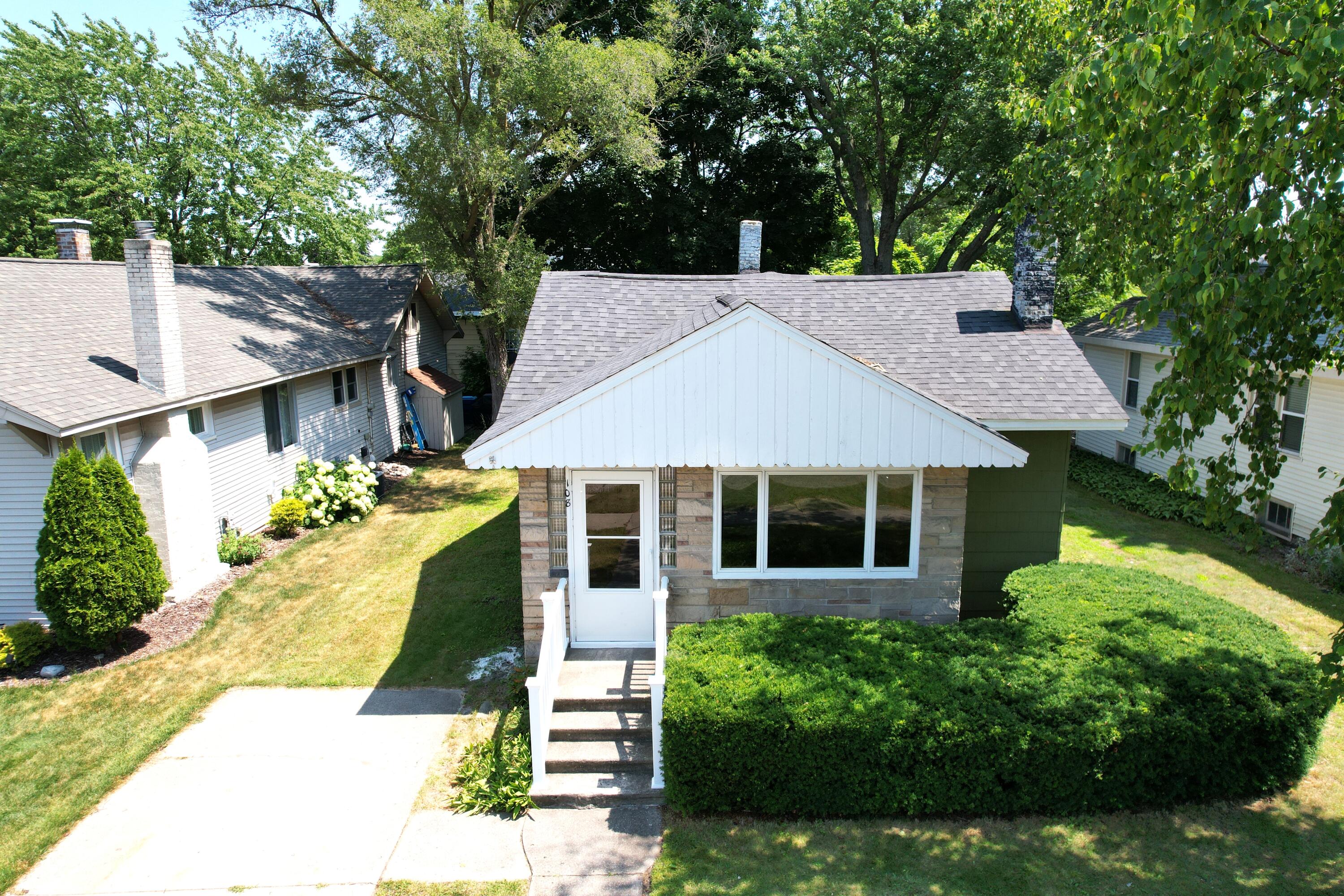 108 N Franklin St, Ludington, MI 49431 - MLS 24038839 - Coldwell Banker