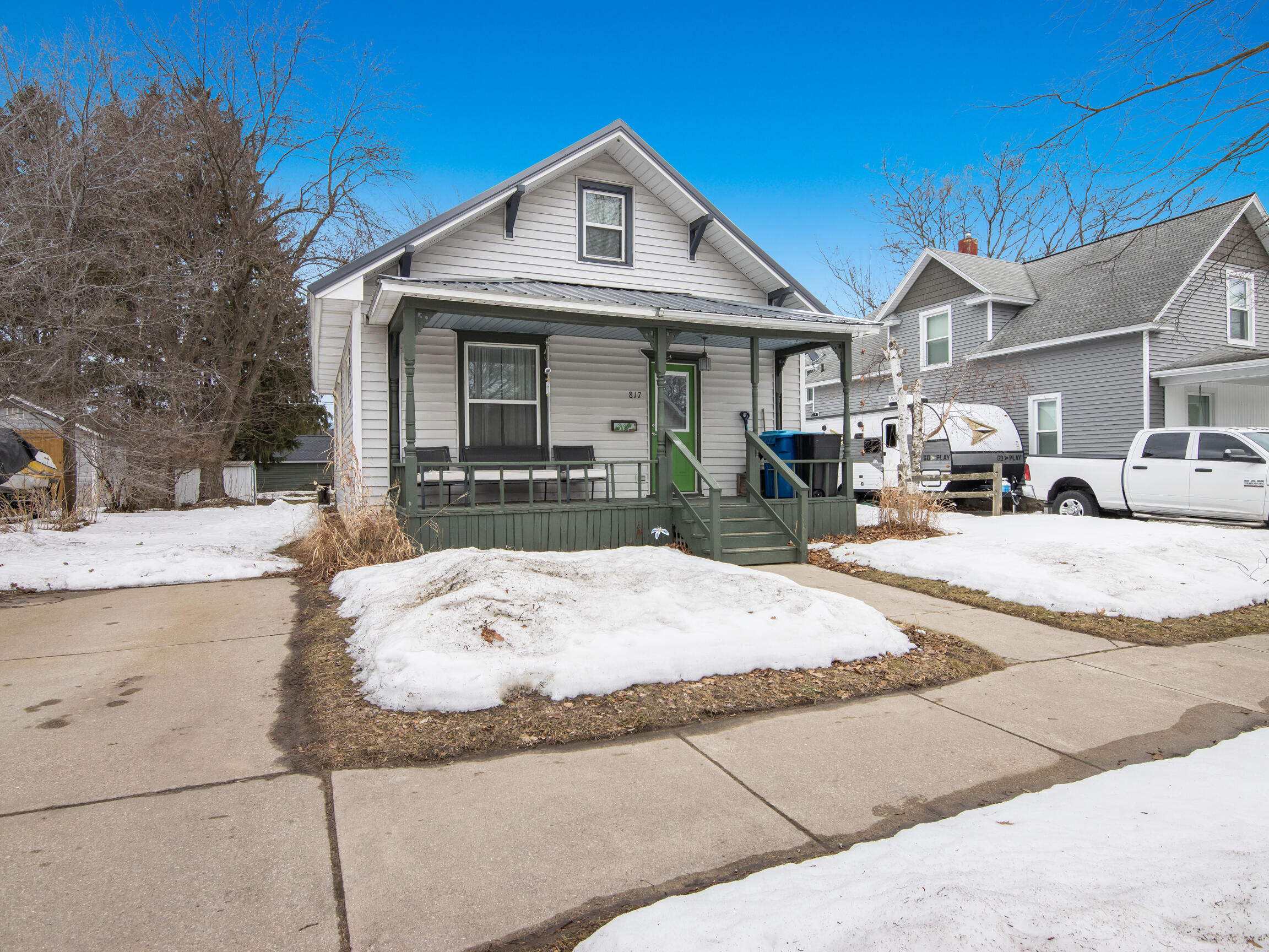 817 E Loomis St, Ludington, MI 49431 - MLS 25011757 - Coldwell Banker