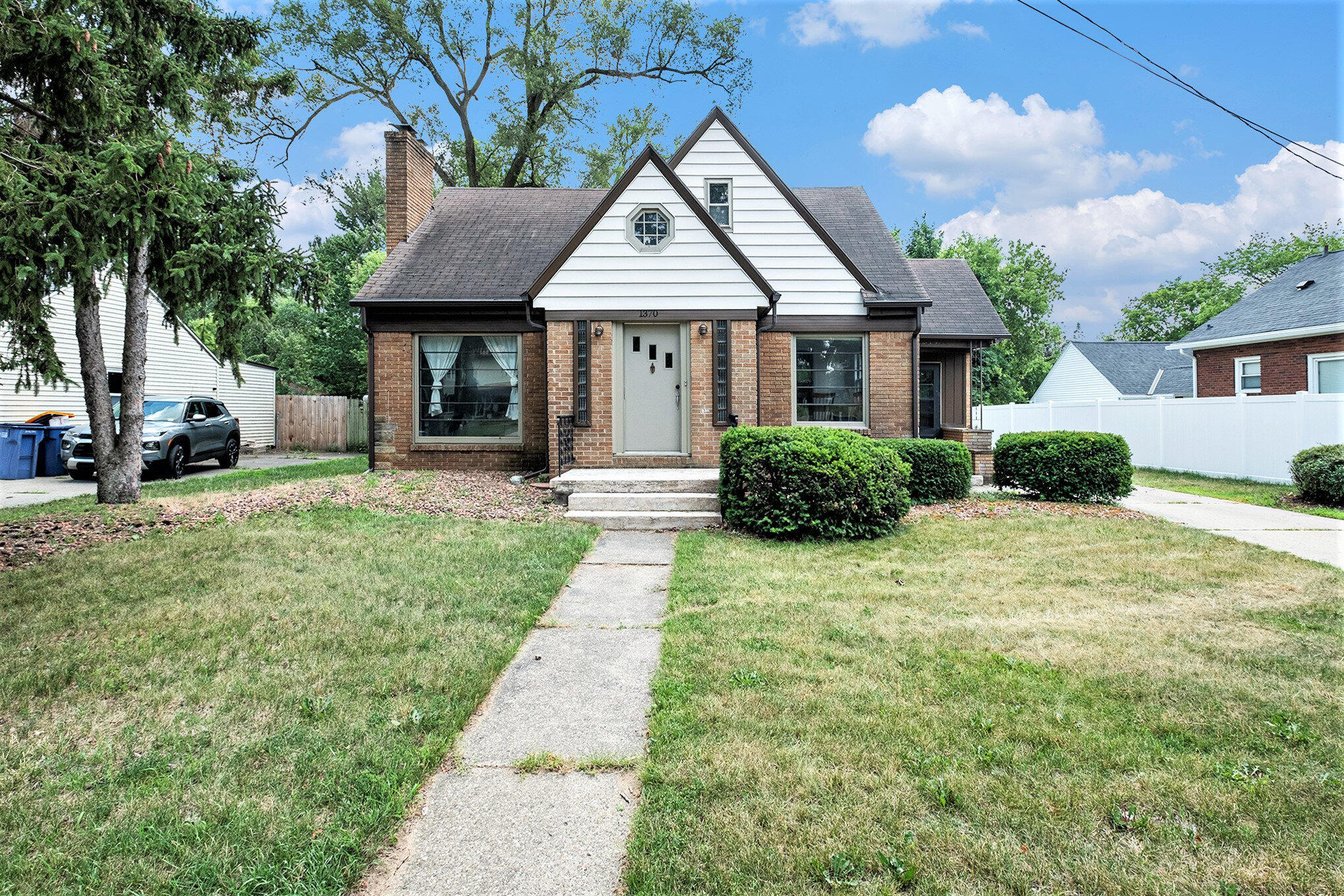 1370 36th St SE, Grand Rapids, MI 49508 - MLS 25032766 - Coldwell Banker