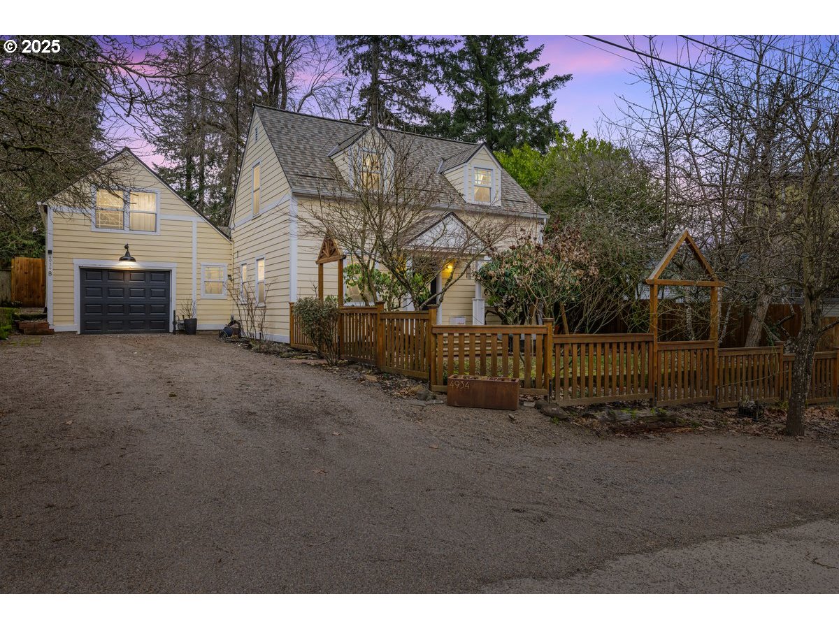 4934 SW Pasadena St, Portland, OR 97219 - MLS 666954784 - Coldwell Banker