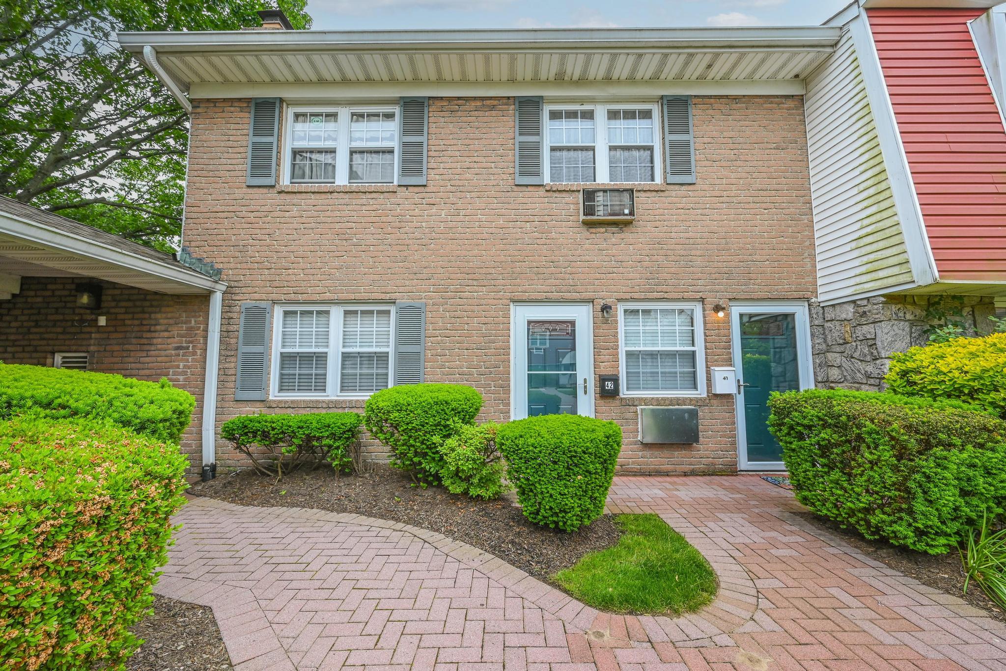 42 Springwood Dr, North Babylon, NY 11703 - MLS 875199 - Coldwell Banker
