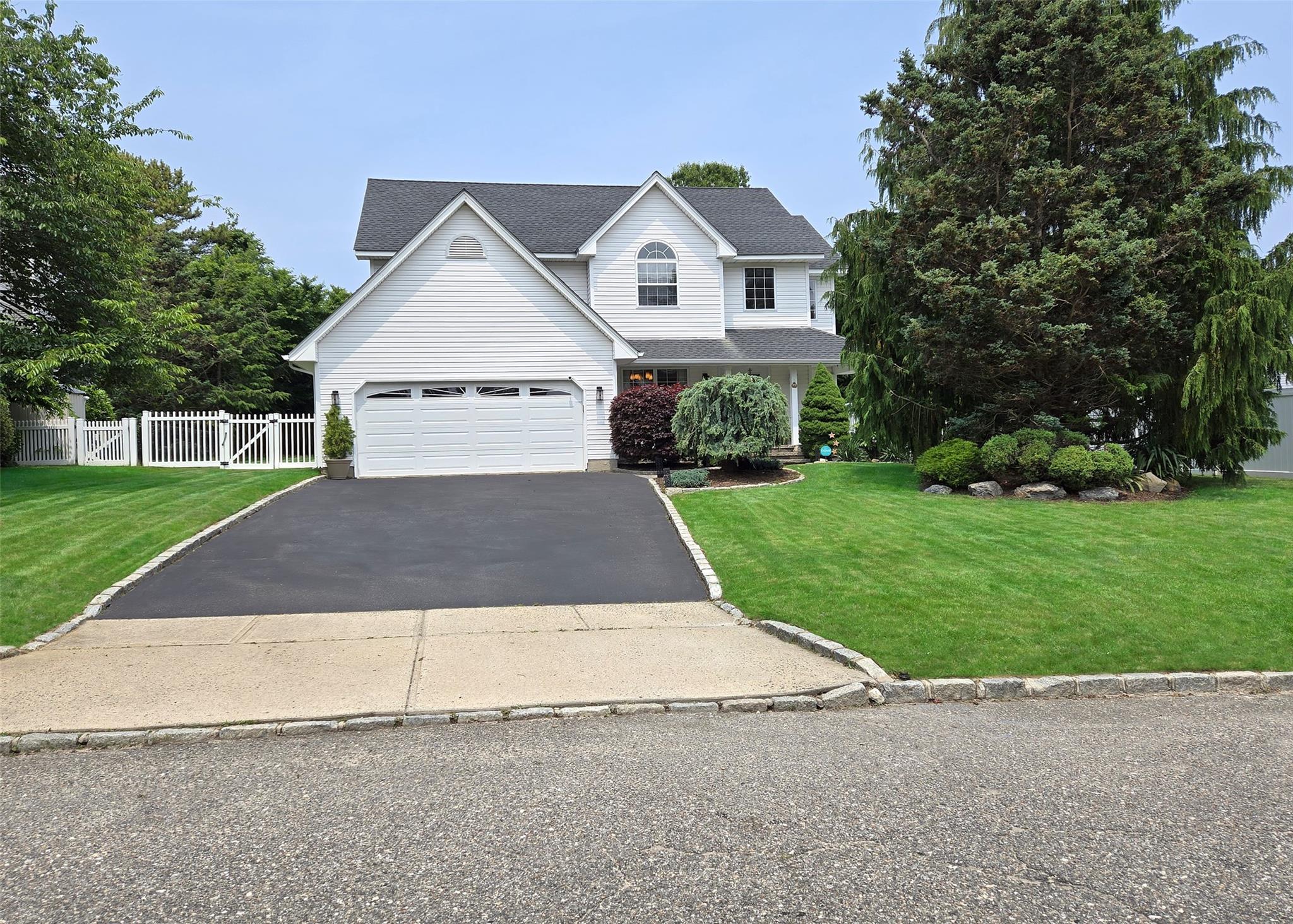 8 Long House Way, Commack, NY 11725 - MLS 876883 - Coldwell Banker