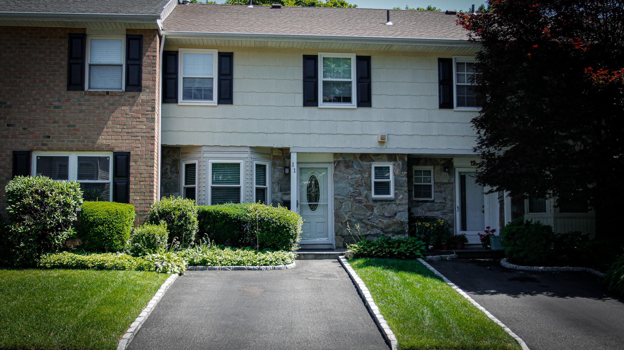 11 Manors Dr, Jericho, NY 11753 - MLS 883932 - Coldwell Banker