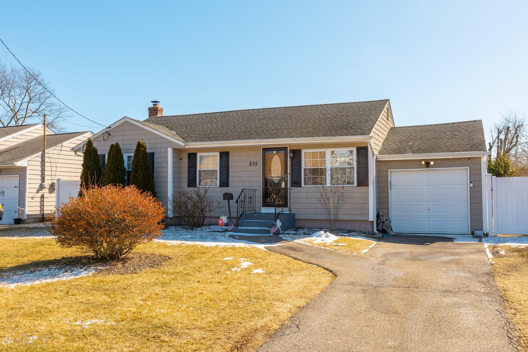 835 11th St, West Babylon, NY 11704 - MLS 827005 - Coldwell Banker