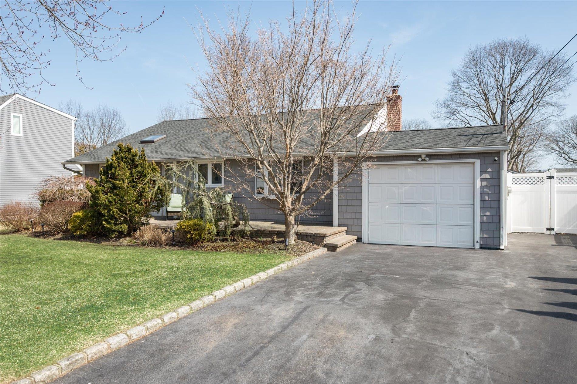 9 Ronald Ln, Commack, NY 11725 - MLS 833531 - Coldwell Banker