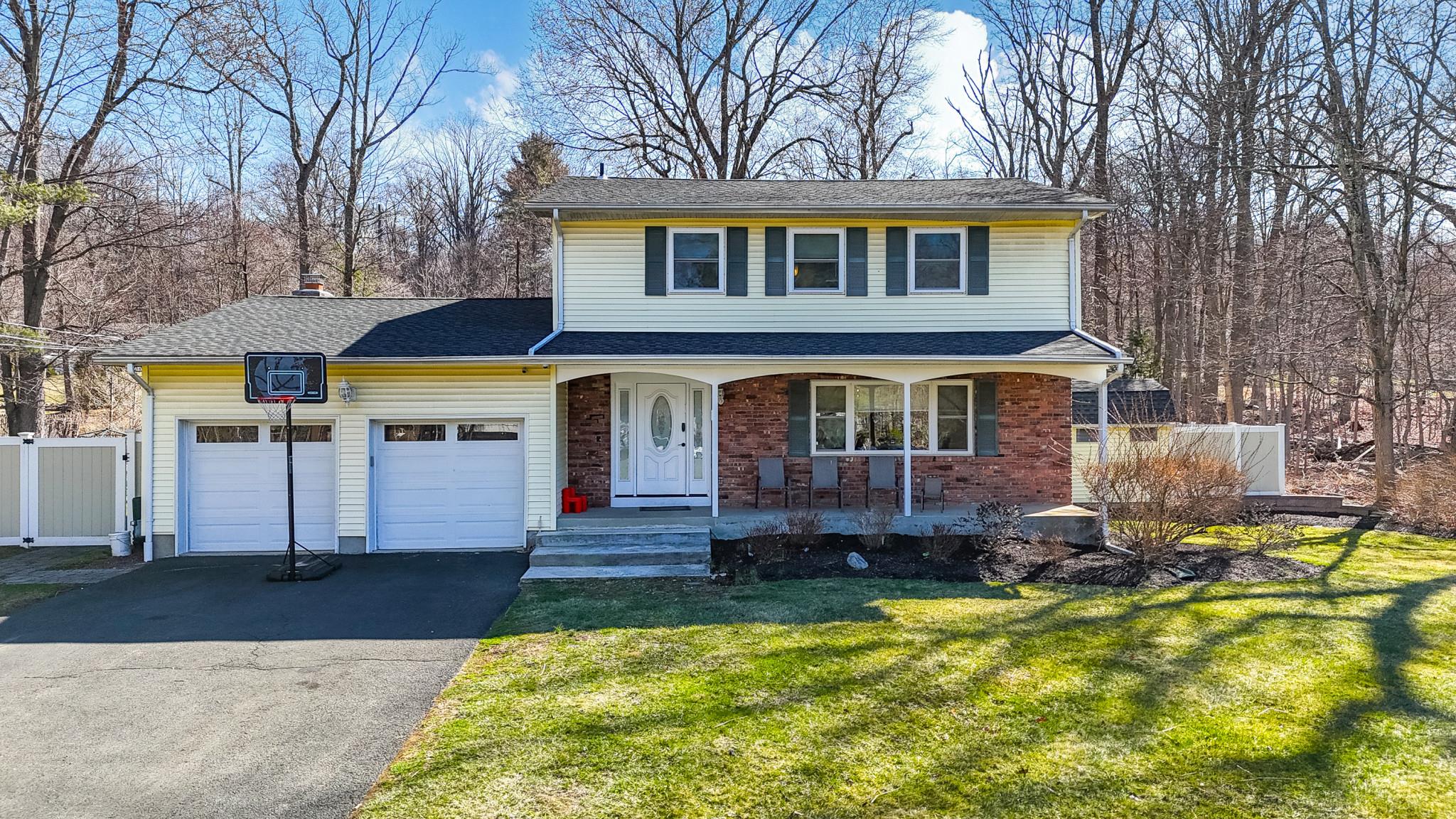 4 Homelawn Ct, Chestnut Ridge, NY 10977 - MLS 837728 - Coldwell Banker