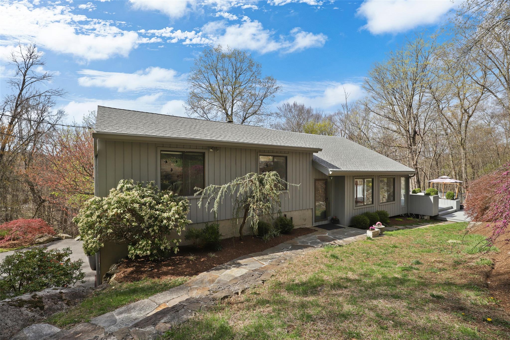 6 Manor Dr, Goldens Bridge, NY 10526 - MLS 851173 - Coldwell Banker