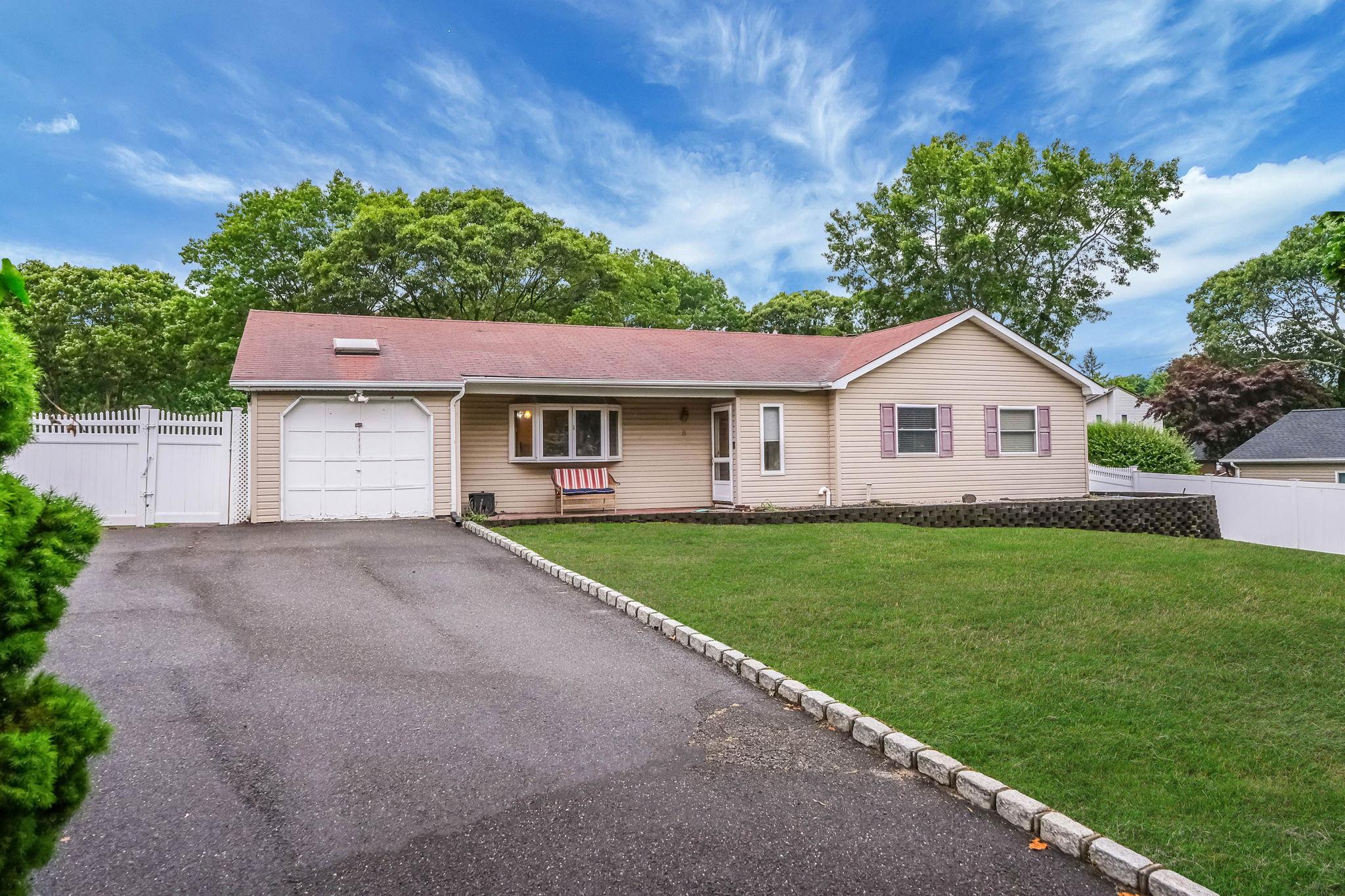 8 Peconic Ln, Selden, NY 11784 - MLS 877367 - Coldwell Banker