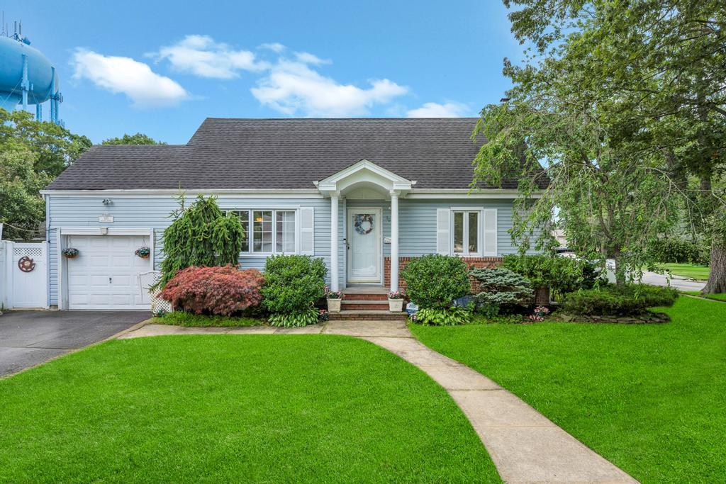 100 Brendan Ave, Massapequa Park, NY 11762 - MLS 892559 - Coldwell Banker