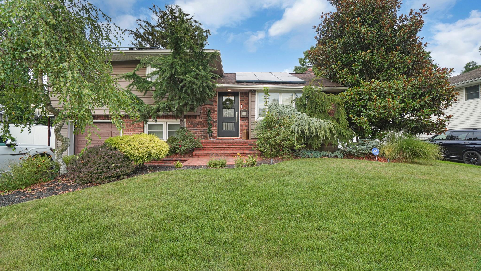 5 Crabapple Ln, Commack, NY 11725 - MLS 895131 - Coldwell Banker