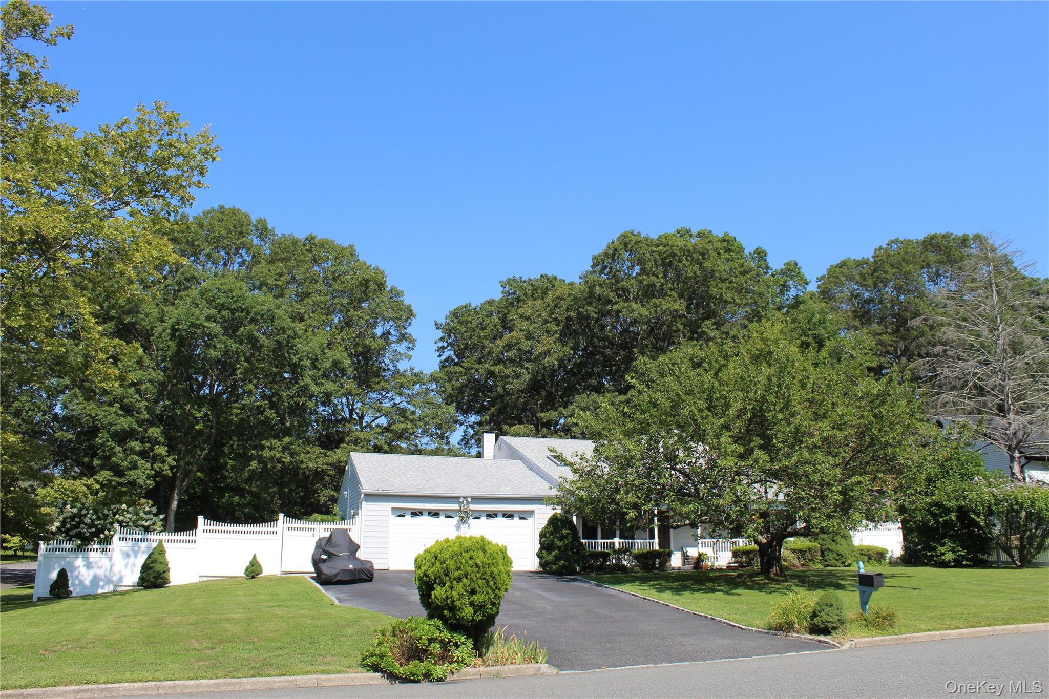 12 Sequoia Dr, Coram, NY 11727 - MLS 899999 - Coldwell Banker
