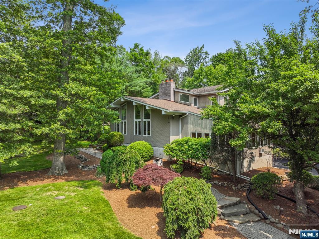 11 Rising Ridge Rd, Upper Saddle River, NJ 07458 - MLS 25020891 ...