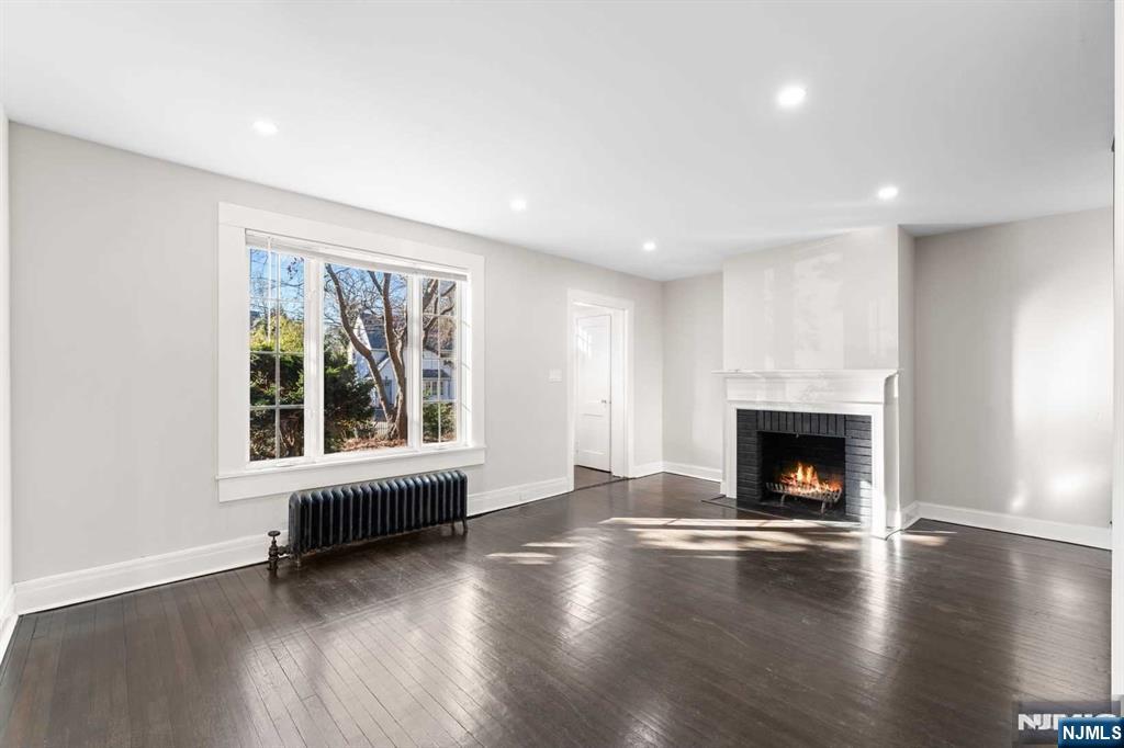 33 Pomander Walk, Ridgewood, NJ 07450 - MLS 25007238 - Coldwell Banker