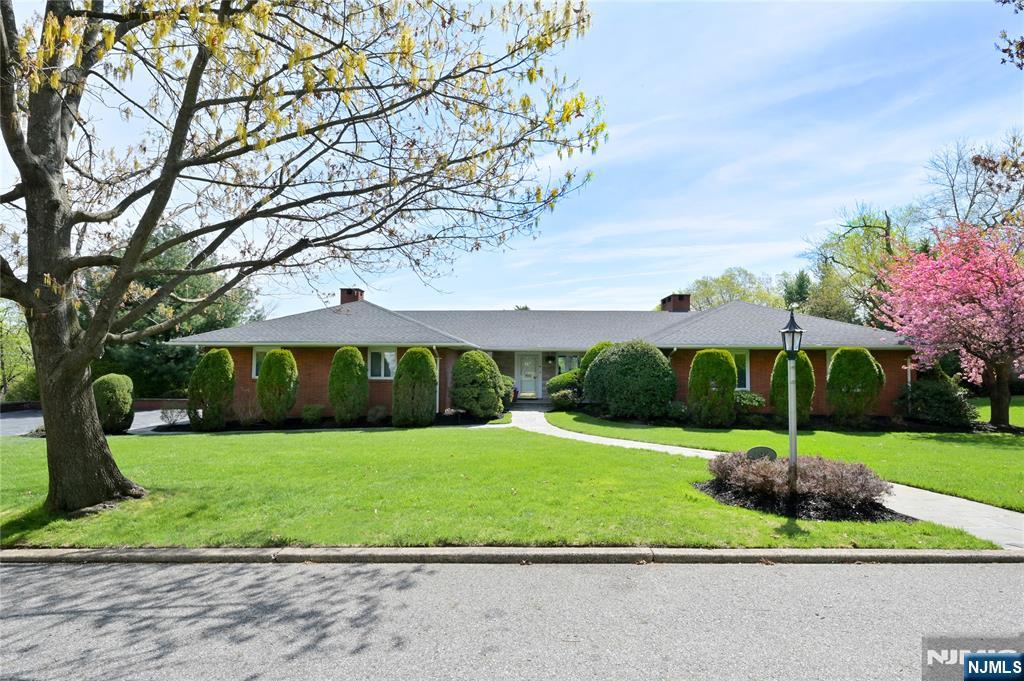 798 East Dr, Oradell, NJ 07649 - MLS 25012948 - Coldwell Banker