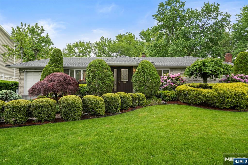 252 Oak Ave, River Edge, NJ 07661 - MLS 25017741 - Coldwell Banker