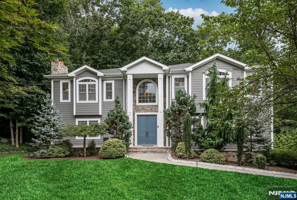 37 Hillcrest Dr, Upper Saddle River, NJ 07458 - MLS 25031380 - Coldwell ...