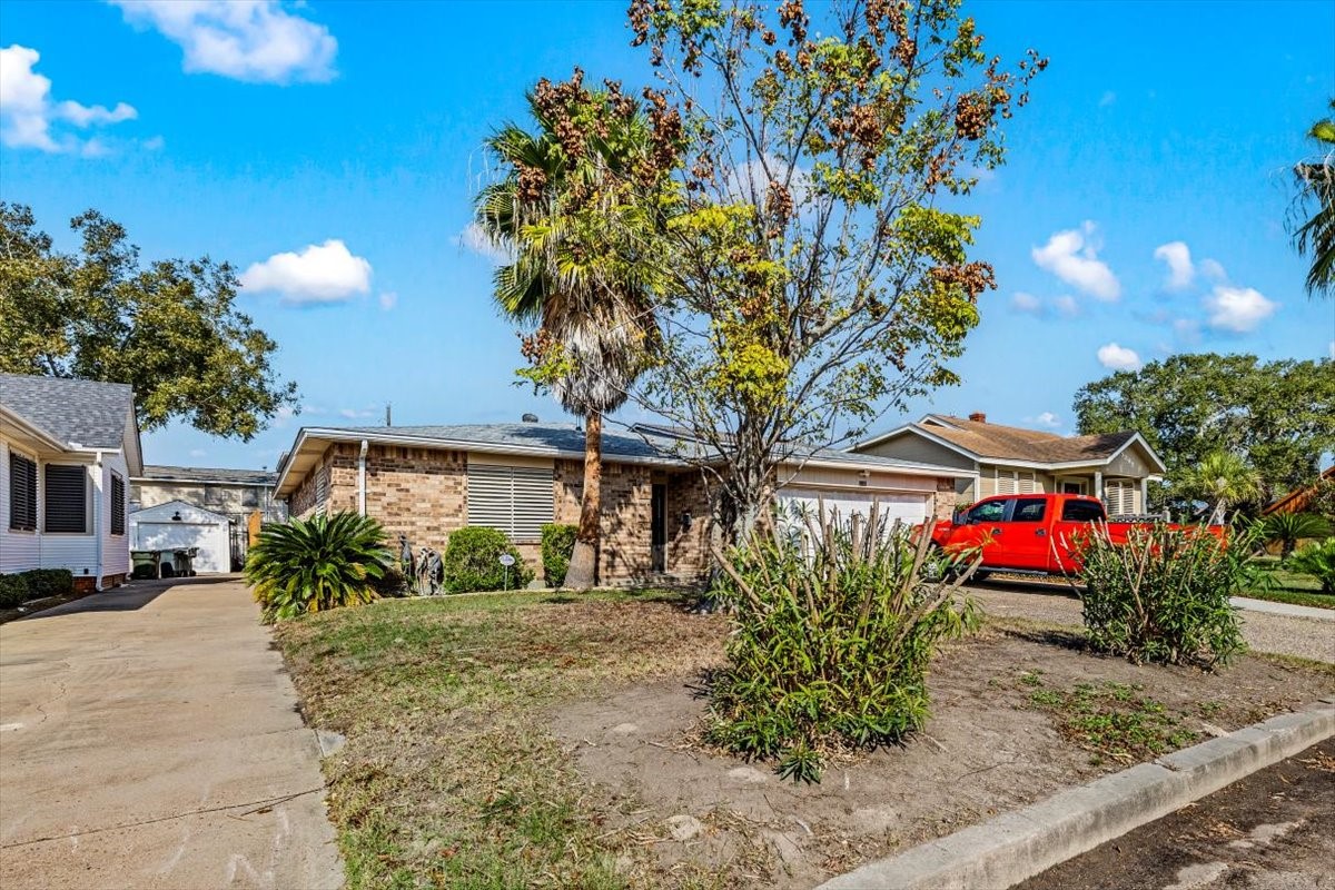 5206 Ave P 1/2, Galveston, TX 77551 - MLS 45424487 - Coldwell Banker