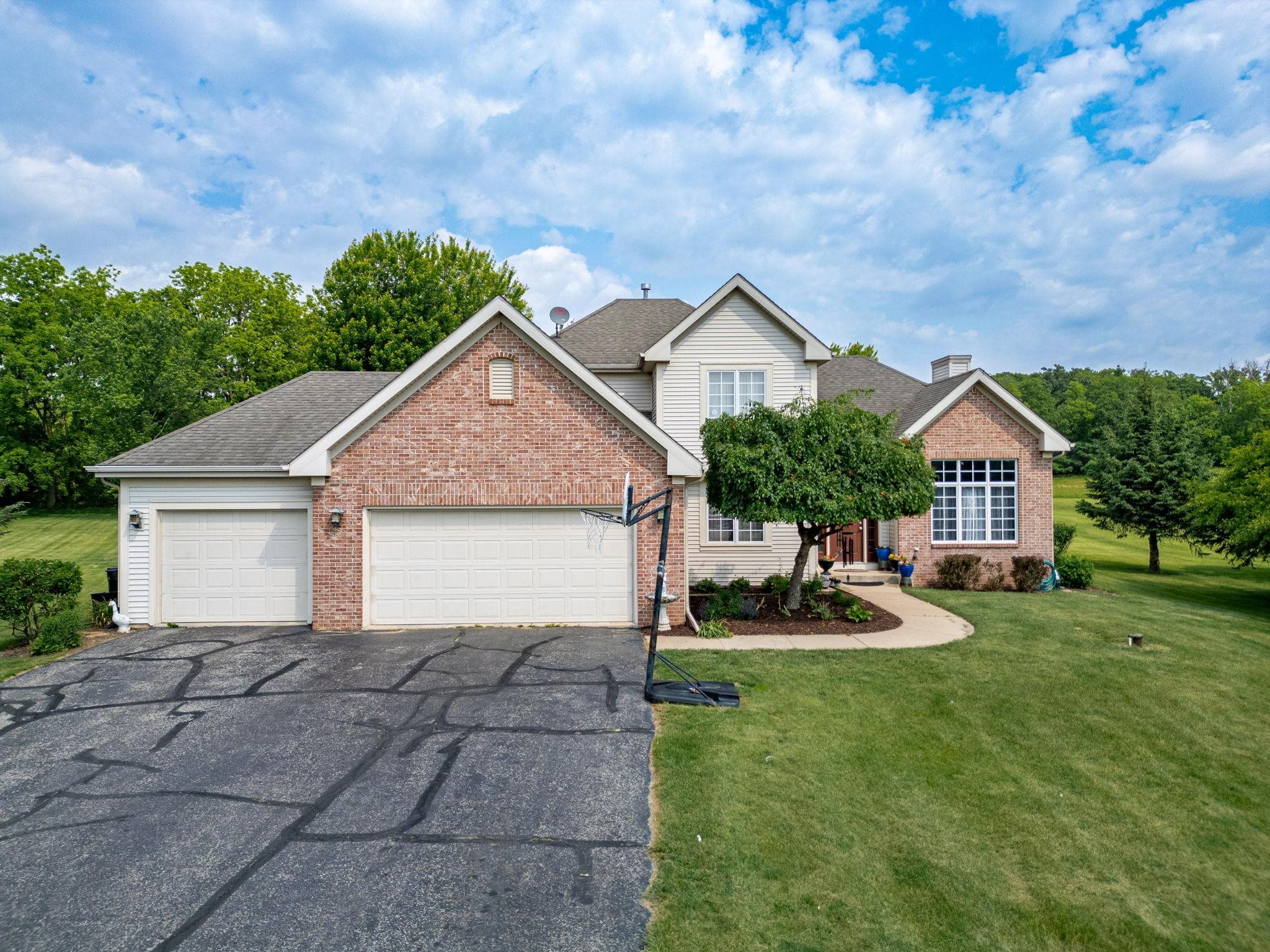 7048 E Executive Ct, Stillman Valley, IL 61084 - MLS 202503117 ...