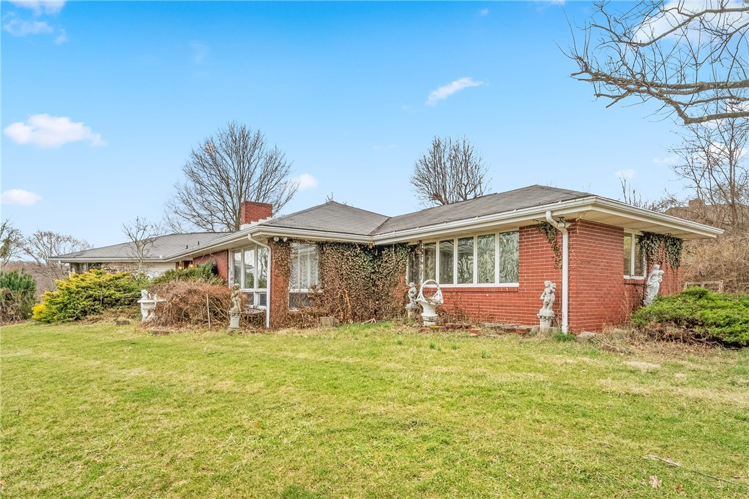 12 Crestvue Rd, South Strabane, PA 15301 - MLS 1594401 - Coldwell Banker