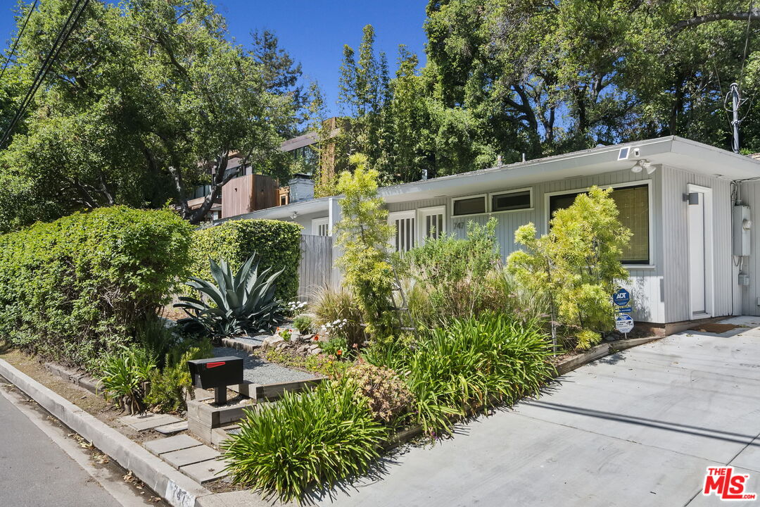 747 Brooktree Rd, Pacific Palisades, CA 90272 - MLS 25534351 - Coldwell ...