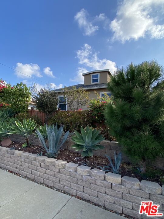 11602 S Van Ness Ave, Hawthorne, CA 90250 - MLS 22-209305 - Coldwell Banker