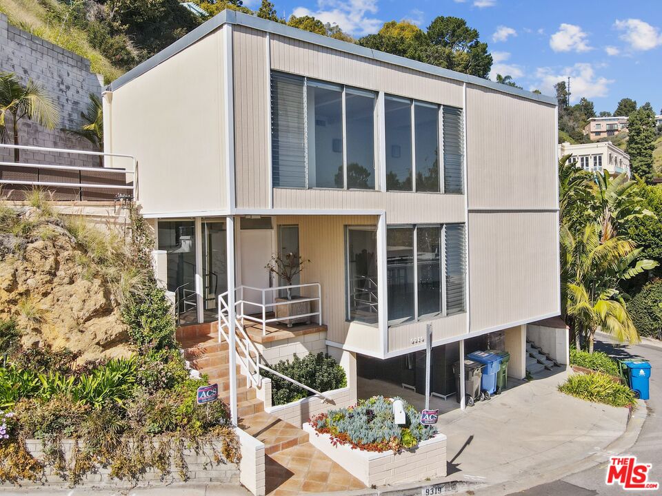 9319 Lloydcrest Dr, Beverly Hills, CA 90210 - MLS 23-243567 - Coldwell ...