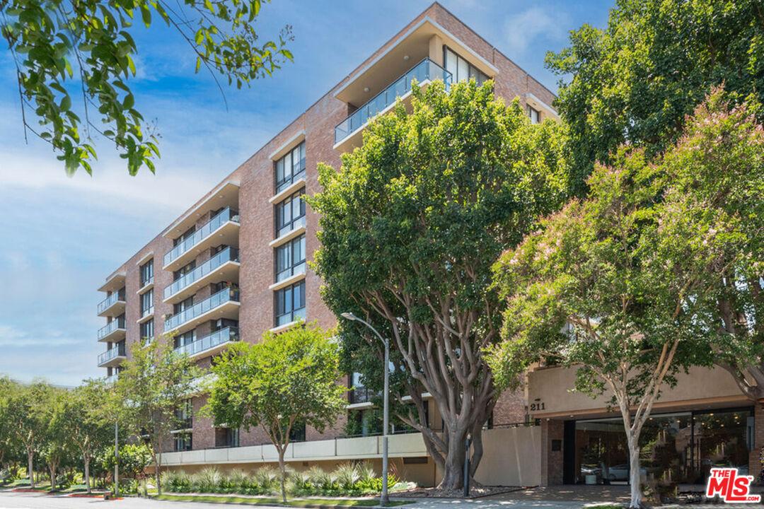 211 S Spalding Dr #N404, Beverly Hills, CA 90212 - MLS 23-245775 - Coldwell Banker