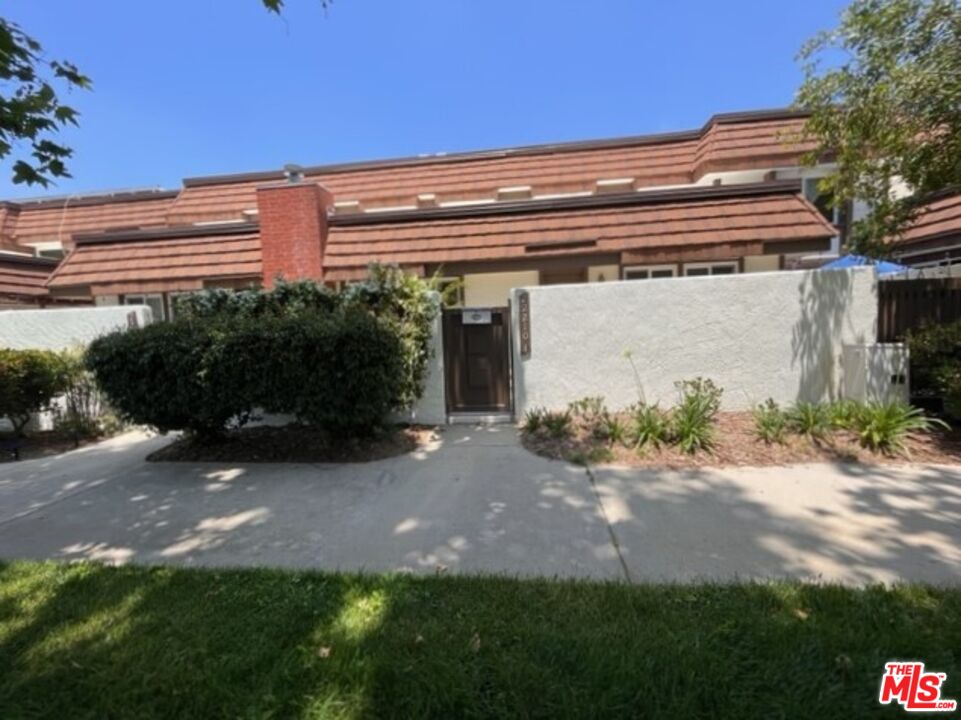 22210 James Alan Cir #4, Chatsworth, CA 91311 - MLS 23-277157 ...
