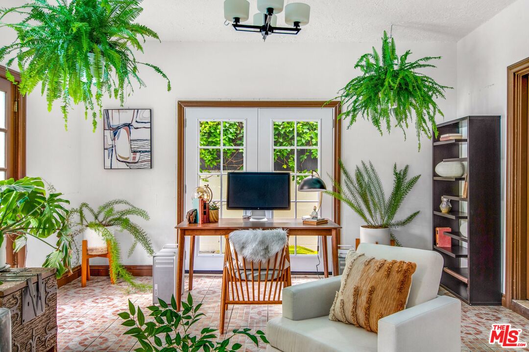 1147 Lake St, Venice, CA 90291 - MLS 24-349761 - Coldwell Banker