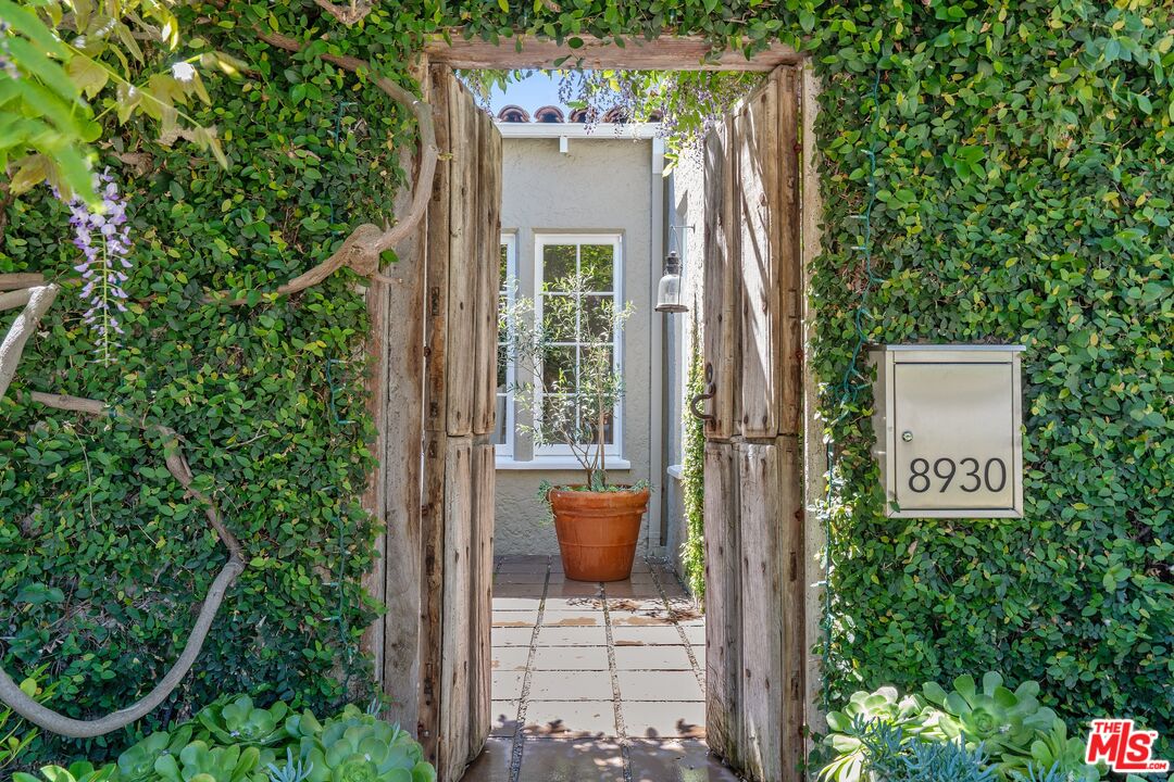 8930 W 25th St, Los Angeles, CA 90034 - MLS 24-382773 - Coldwell Banker