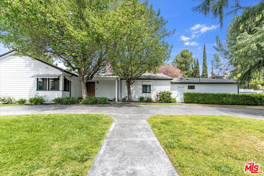 23009 Leonora Dr, Woodland Hills, CA 91367 - MLS 25-488701 - Coldwell ...