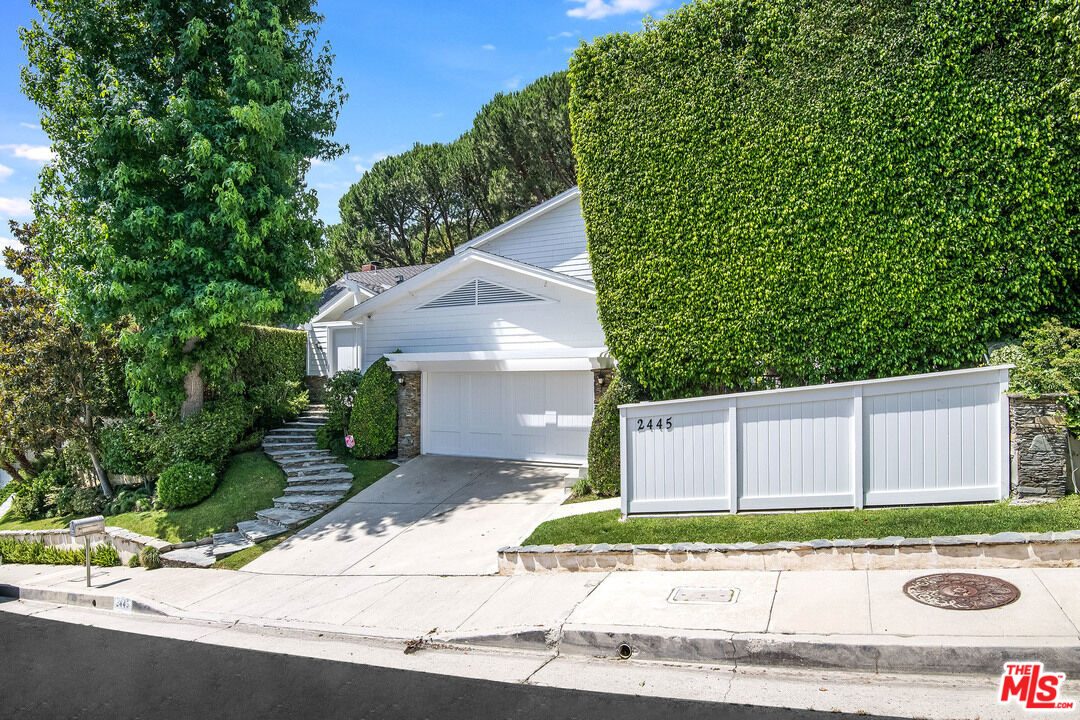 2445 Banyan Dr, Los Angeles, CA 90049 - MLS 25517973 - Coldwell Banker