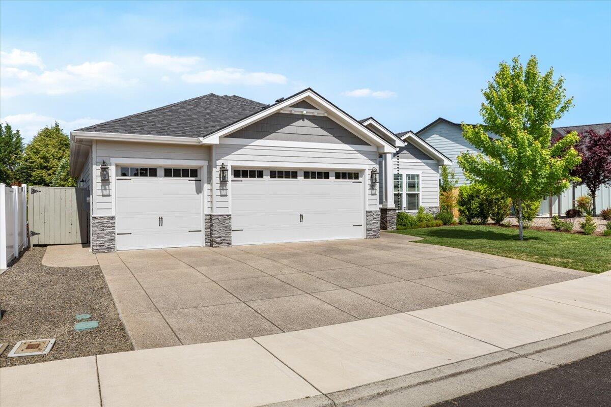 261 Bellerive Dr, Eagle Point, OR 97524 - MLS 220202162 - Coldwell Banker