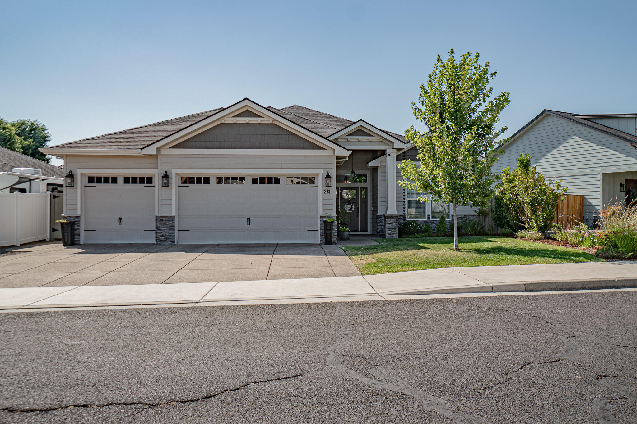 261 Bellerive Dr, Eagle Point, OR 97524 - MLS 220186911 - Coldwell Banker