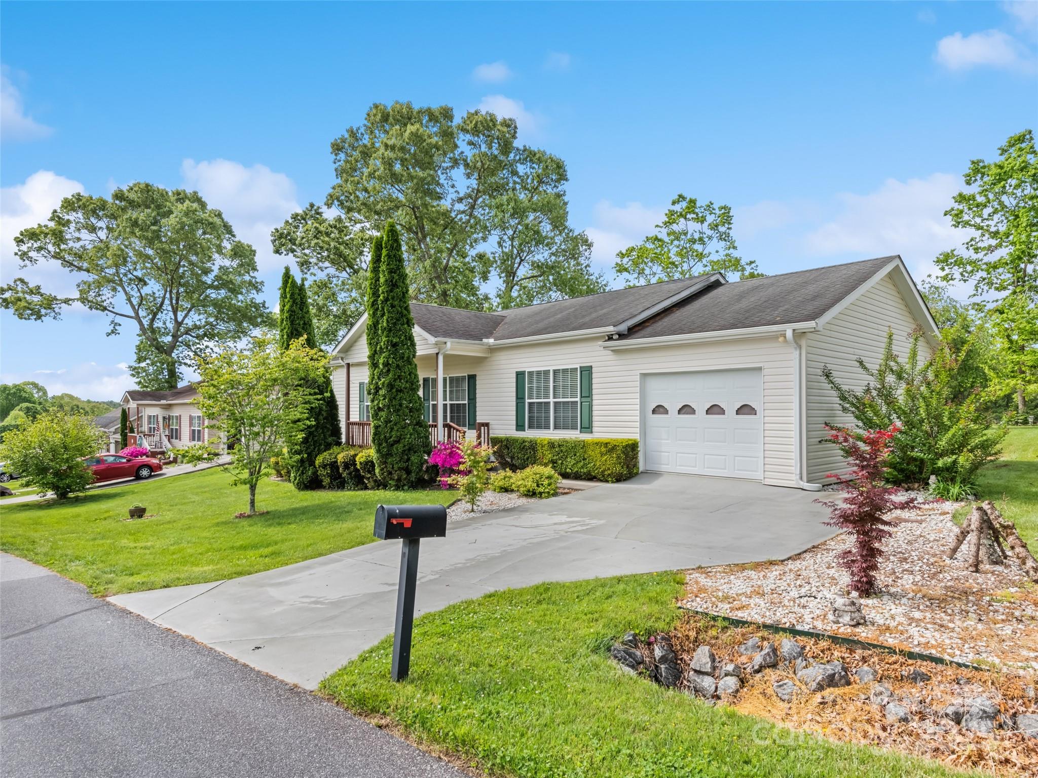 135 Middle St, Hendersonville, NC 28792 - MLS 4248149 - Coldwell Banker