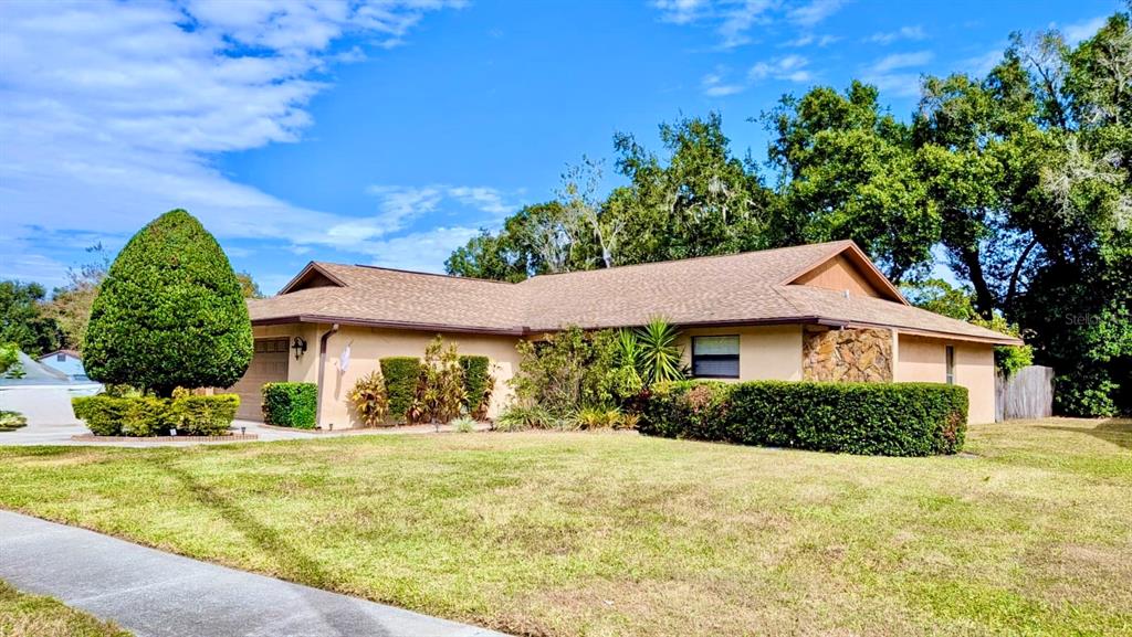 1406 Sandalwood Dr, Plant City, FL 33563 - MLS TB8443658 - Coldwell Banker