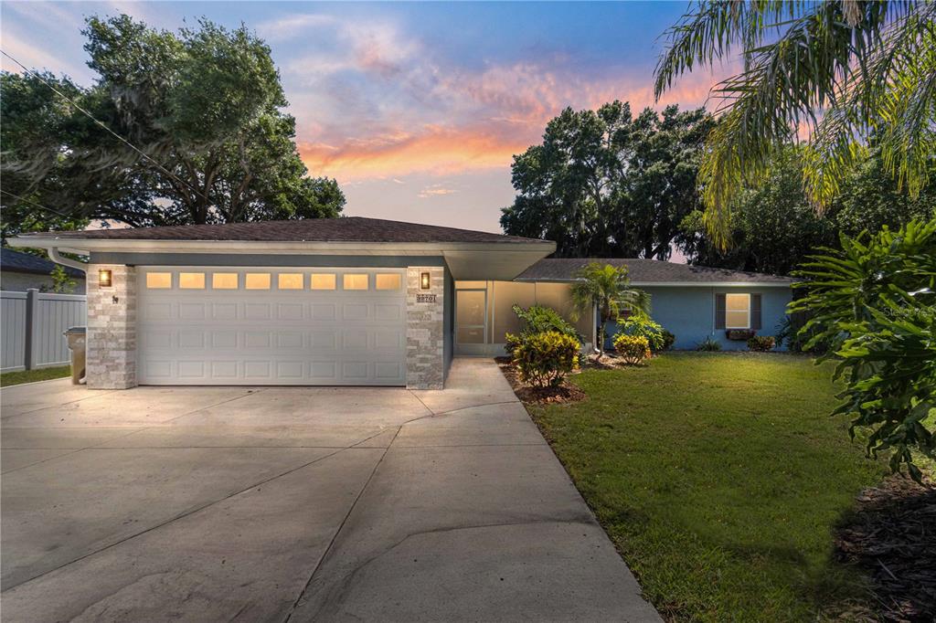 32701 Lakeshore Dr, Tavares, FL 32778 - MLS G5080884 - Coldwell Banker