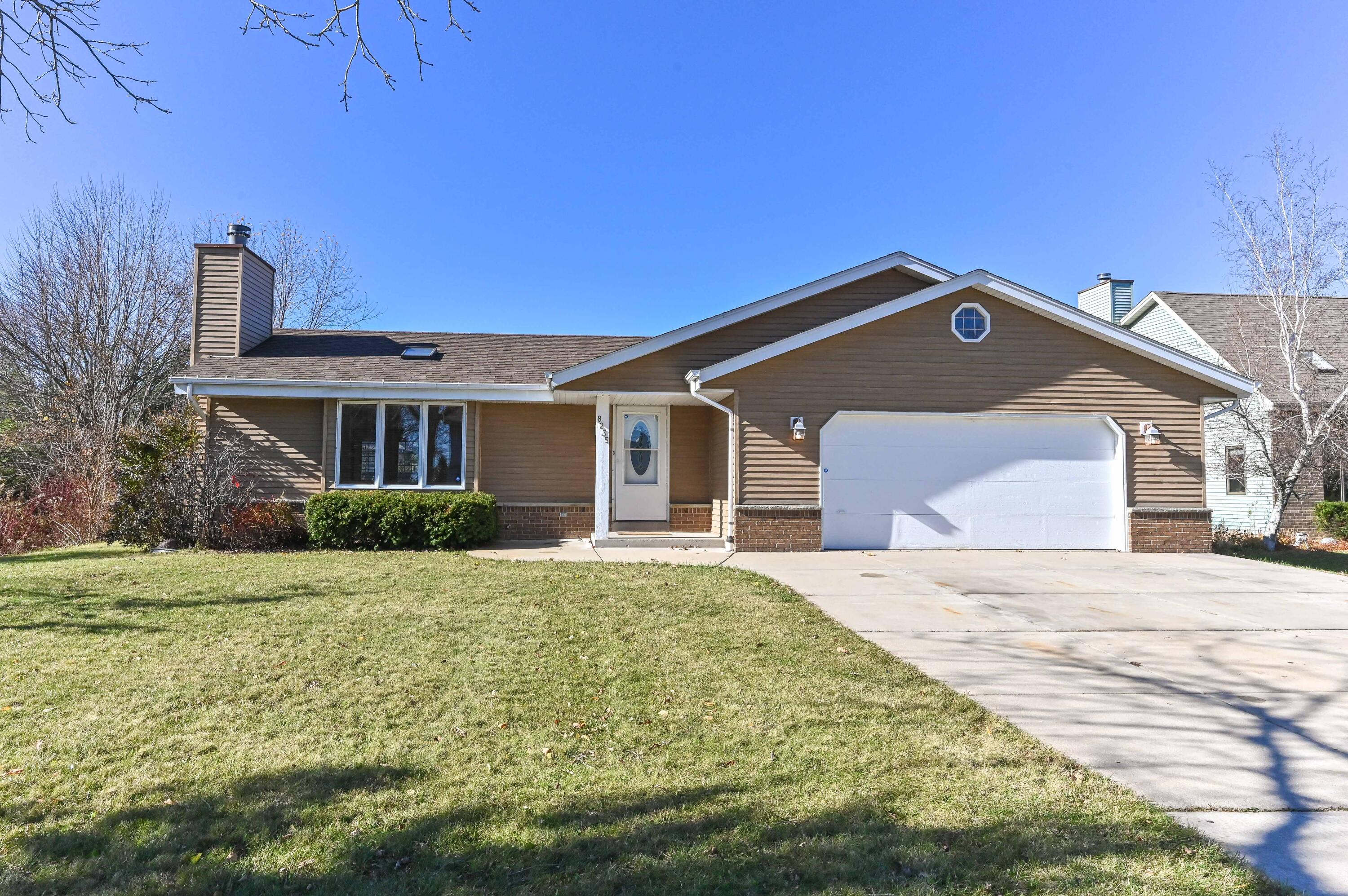 8235 S Parkview Ct, Oak Creek, WI 53154 - MLS 1817649 - Coldwell Banker