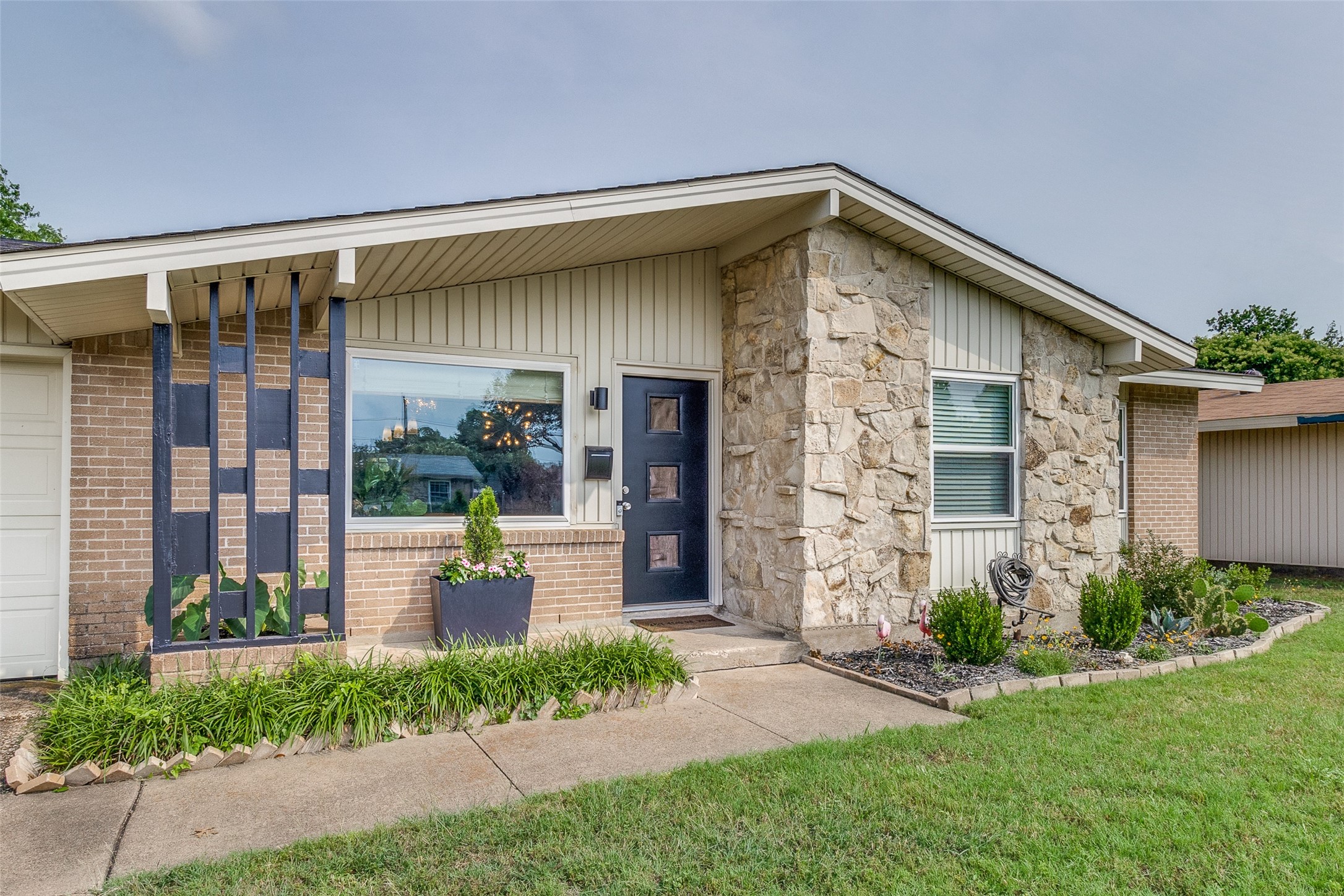 8554 Strathmore Dr, Dallas, TX 75238 - MLS 20944055 - Coldwell Banker