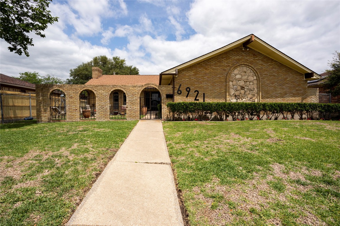 6921 Pickrell Dr, Dallas, TX 75227 - MLS 20308473 - Coldwell Banker